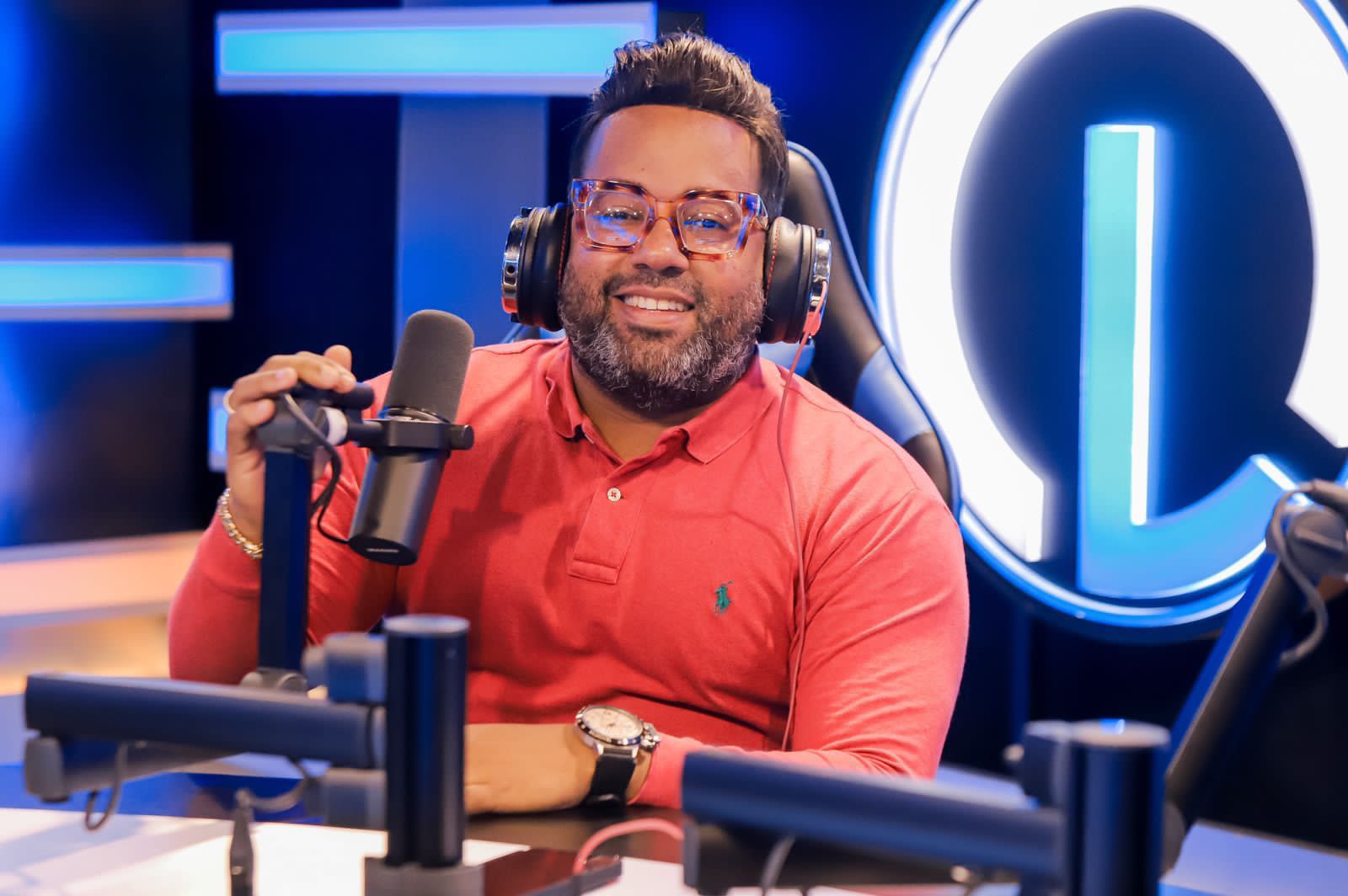 Edward Familia se posiciona en la radio por su peculiar forma de ...